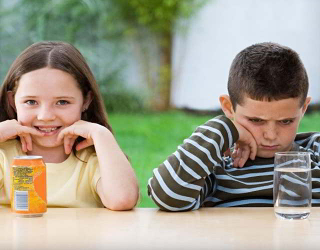 Cómo manejar la envidia en la infancia