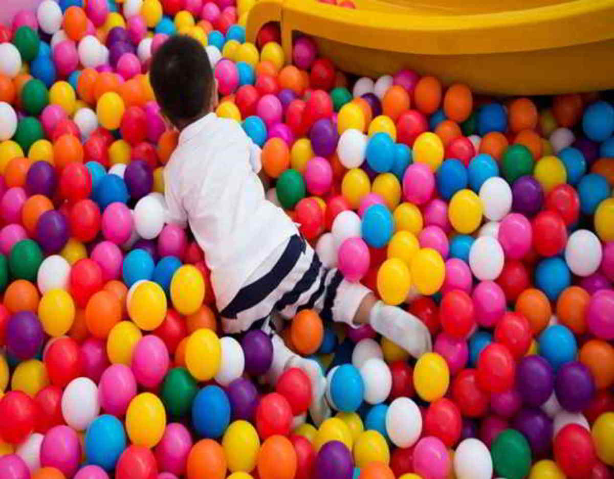 Beneficios de las piscinas de bolas para los niños